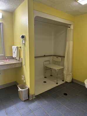 Quarto, 1 cama King, acessível, para não fumantes | Banheiro | Chuveiro/banheira combinados, banheira de imersão, secador de cabelo 