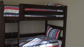 Suíte, 1 quarto | Escrivaninha, cortinas blackout, ferros/tábuas de passar roupa