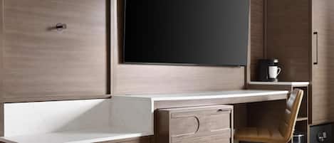 Escrivaninha, cortinas blackout, ferros/tábuas de passar roupa