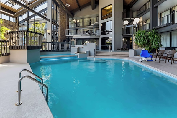 Piscina interior, piscina exterior sazonal, espreguiçadeiras