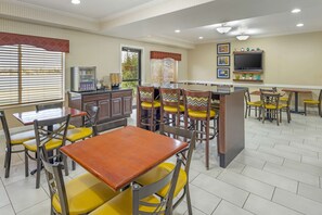 Café da manhã com buffet grátis todos os dias