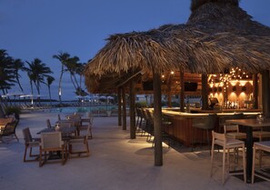 3 bares/lounges, um bar junto à piscina 