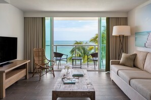 One Bedroom Oceanfront Suite King | Lençóis de algodão egípcio, roupa de alta qualidade, edredões de penas 