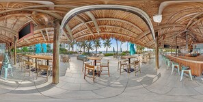 3 bares/lounges, um bar junto à piscina 