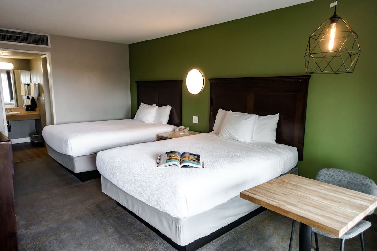 Quarto Premium, 2 camas queen-size | Cofre no quarto, secretária, Wi-fi grátis, roupa de cama fornecida