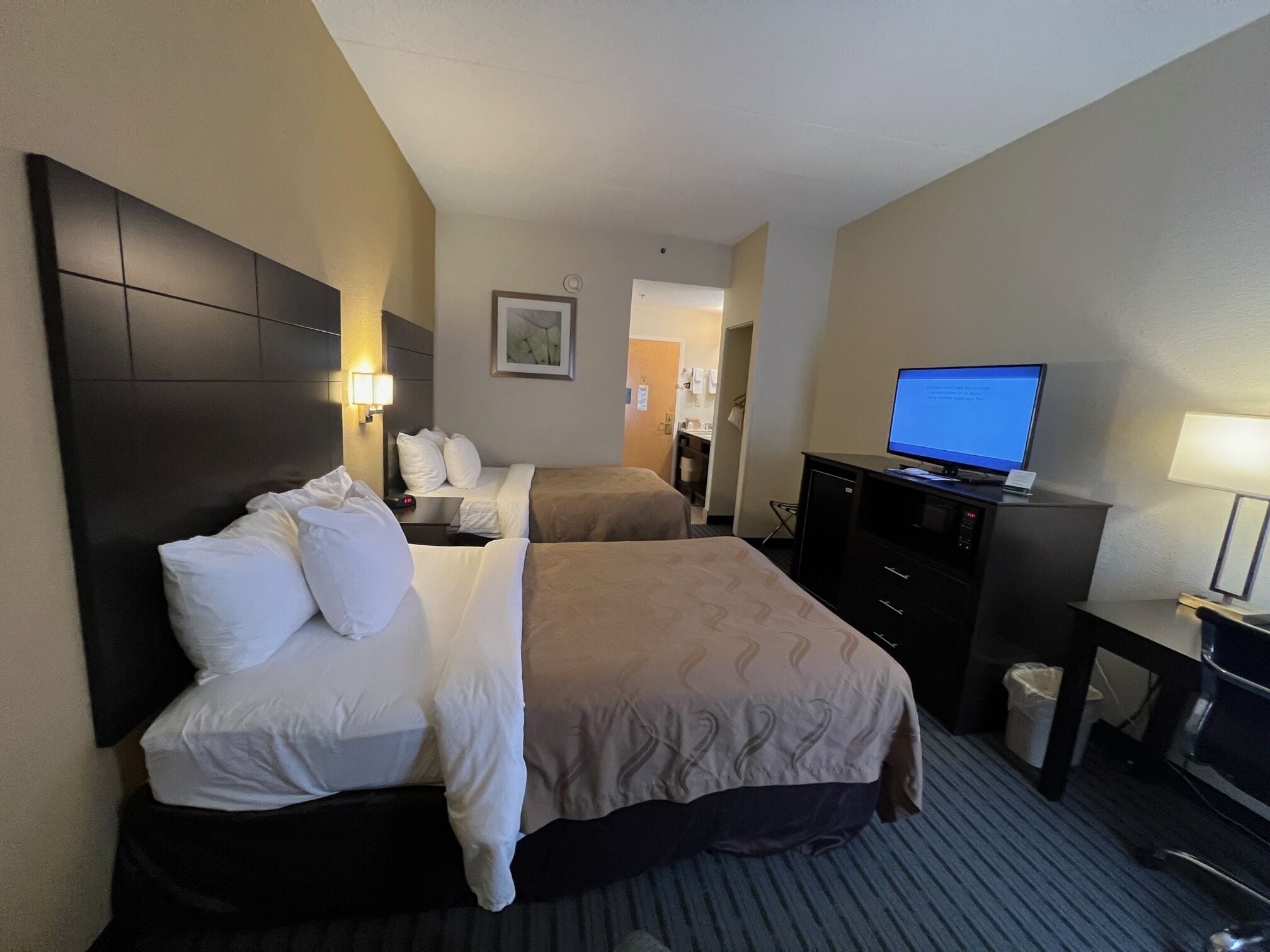 Quarto casal standard, 2 camas de casal, para não fumantes, geladeira e micro-ondas | Roupas de cama premium, escrivaninha, espaço de trabalho para notebook