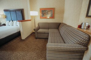 Quarto standard (2 Queen Beds and Sofa Bed) | Escrivaninha, espaço de trabalho para notebook, cortinas blackout