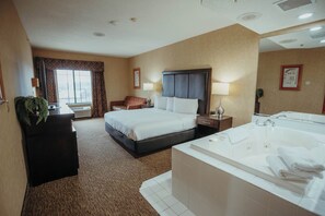 Quarto solteiro luxo, 1 cama King, banheira de hidromassagem | Escrivaninha, espaço de trabalho para notebook, cortinas blackout