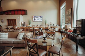 Café da manhã com buffet grátis todos os dias