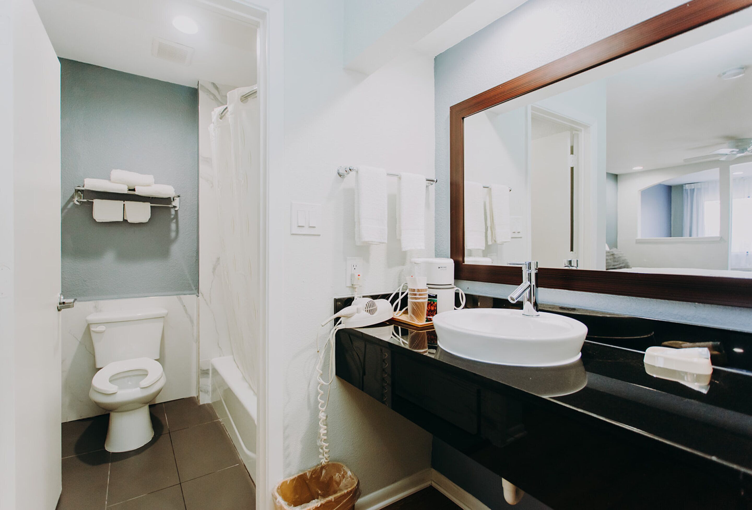 Quarto, 1 cama King, para não fumantes | Banheiro | Chuveiro/banheira combinados, toalhas de banho