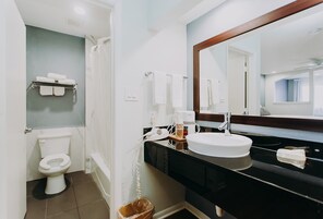 Quarto, 1 cama King, para não fumantes | Banheiro | Chuveiro/banheira combinados, toalhas de banho