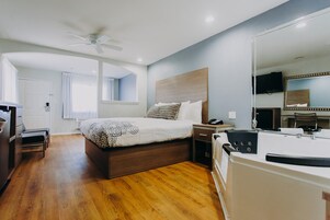 Quarto, 1 cama king-size, não fumadores, banheira de hidromassagem | Roupa de alta qualidade, secretária, ferro/tábua de engomar 