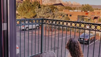 Suite, 1 cama king-size e sofá-cama, lareira, vista para a montanha | Terraço/pátio interior