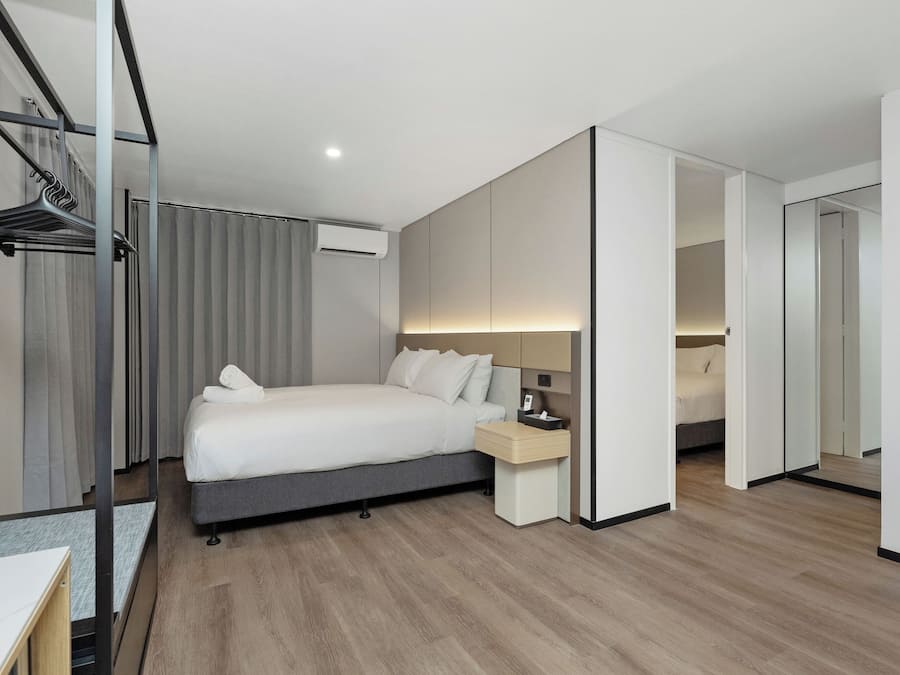 Suite-Estúdio Deluxe | 1 quarto, secretária, ferro/tábua de engomar, Wi-fi grátis