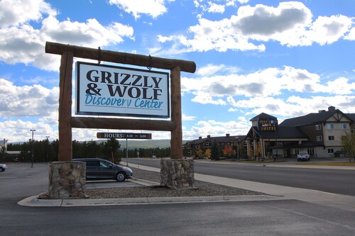Gray Wolf Inn & Suites Reviews, Deals & Photos 2024 - Expedia