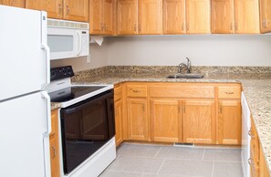Suite Familiar, 2 camas queen-size | Cozinha privada | Um frigorífico, um micro-ondas, uma cafeteira/bule 
