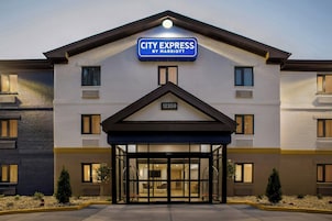 Hotel City Express by Marriott com fachada moderna, placa de endereço visível e boa iluminação.