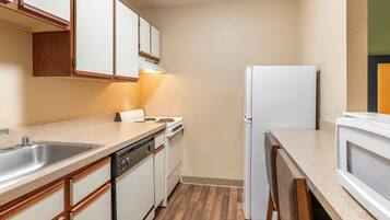 Estúdio Deluxe, 1 cama queen-size e sofá-cama, não fumadores | Cozinha privada | Um frigorífico, um micro-ondas, uma placa de cozinha
