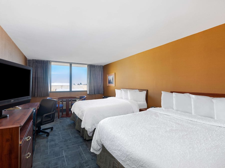 Escrivaninha, ferros/tábuas de passar roupa, berços grátis