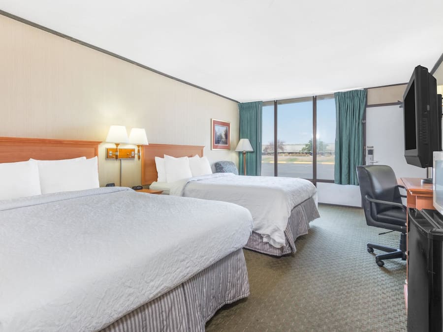 Escrivaninha, ferros/tábuas de passar roupa, berços grátis