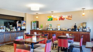 Restaurante com balcão, mesas e diversas opções de comida e bebida.