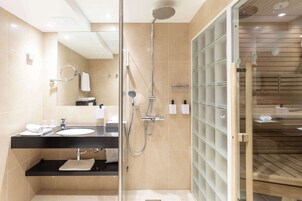 Quarto superior, 1 cama King e sofá-cama, sauna seca | Banheiro | Secador de cabelo, bidê, toalhas de banho 