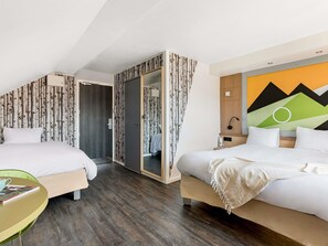 Quarto standard, várias camas | Roupas de cama antialérgicas, cofres nos quartos, escrivaninha