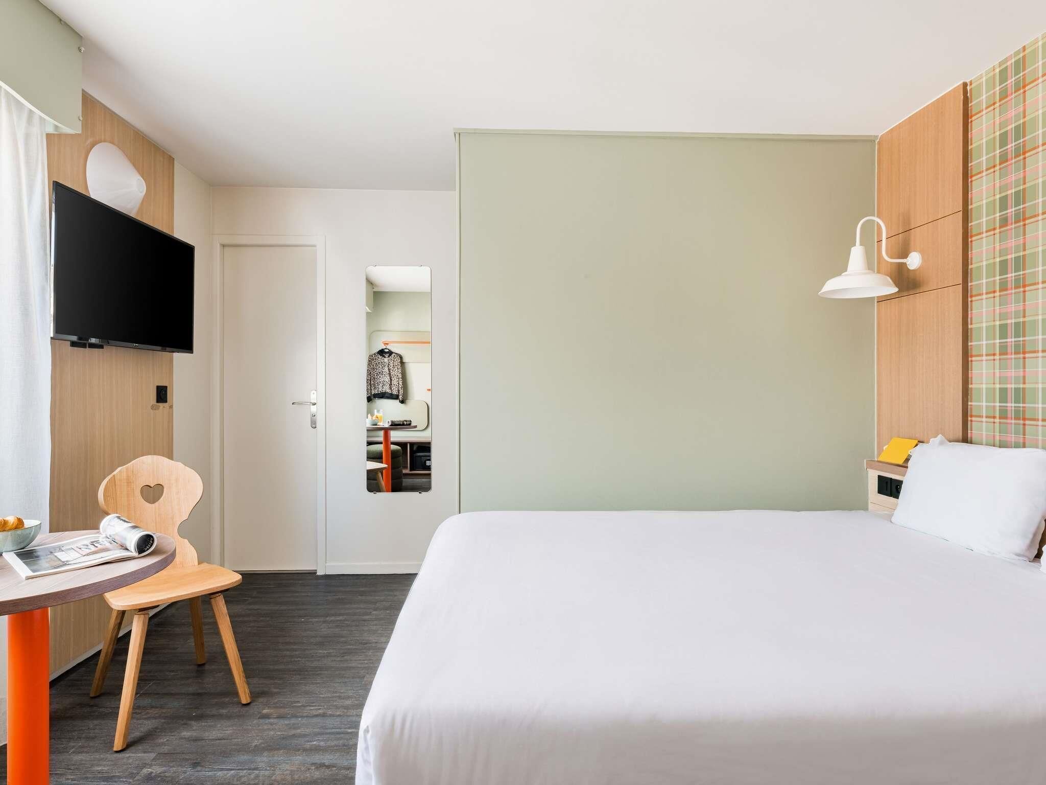 Quarto Clássico, 1 cama individual | Roupa hipoalergénica, cofre no quarto, secretária 