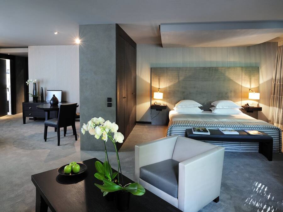 Roupa de alta qualidade, minibar, cofre no quarto, secretária