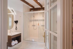 Suíte, várias camas, para não fumantes | Roupas de cama premium, cofres nos quartos, individualmente decorados
