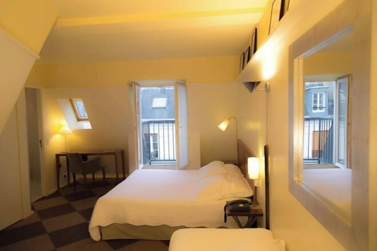 Minibar, cofre no quarto, secretária, quartos insonorizados 