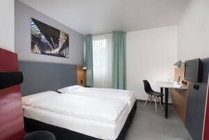 Quarto Twin Standard, 2 camas individuais | Cofre no quarto, secretária, cortinas/cortinados opacos 