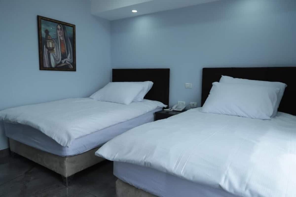Cofres nos quartos, escrivaninha, Wi-Fi de cortesia