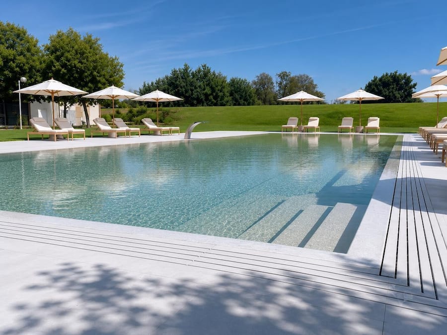 Piscina externa sazonal, funciona das 7h às 20h, espreguiçadeiras