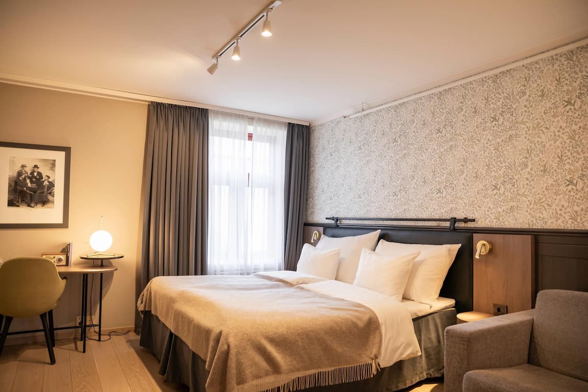 Quarto Familiar, 1 cama de casal e sofá-cama | Camas de colchão pillowtop, cofre no quarto, secretária