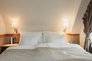 Quarto superior, 1 cama de casal | Escrivaninha, espaço de trabalho para notebook, cortinas blackout