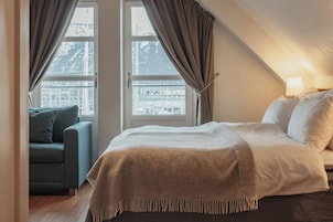 Quarto Familiar, 2 camas individuais | Secretária, secretária adequada para computadores portáteis