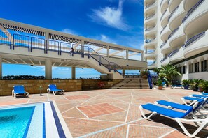 Piscina externa, espreguiçadeiras