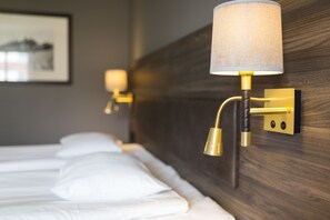 Quarto standard, 2 camas de solteiro | Escrivaninha, espaço de trabalho para notebook, berços (sobretaxa)