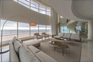 Frigobar, escrivaninha, cortinas blackout, berços (sobretaxa)