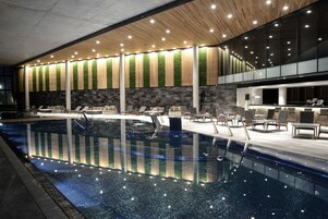 Piscina interna, piscina externa sazonal, guarda-sóis, espreguiçadeiras