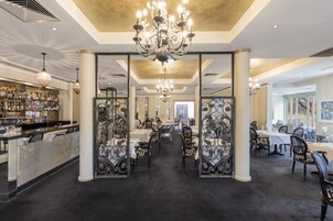 Pequenos-almoços e jantares servidos, incluindo cozinha internacional 