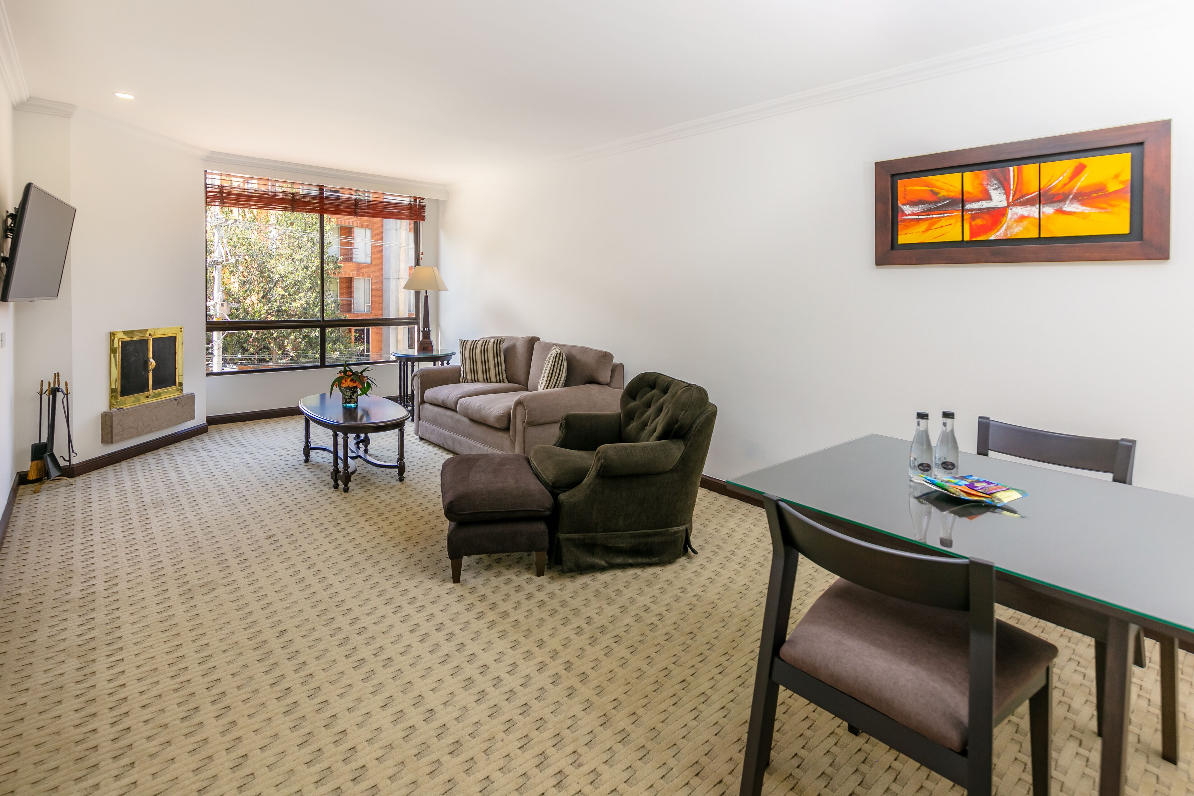 Quarto Empresarial, 1 cama king-size, cozinha | Sala de estar | Televisor LCD de 50 polegadas com canais por cabo, televisor 