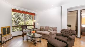 Suite Nobre, 2 quartos, cozinha | Sala de estar | Televisor LCD de 50 polegadas com canais por cabo, televisor