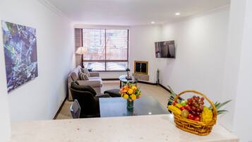 Suite Premium, várias camas | Sala de estar | Televisor LCD de 50 polegadas com canais por cabo, televisor