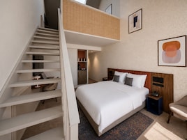 Minibar, cofre no quarto, secretária, quartos insonorizados