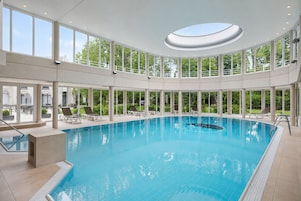 Piscina interior, espreguiçadeiras