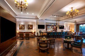 Este bar no lobby do hotel 