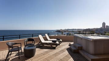 Suite Premium, terraço, vista para o mar | Roupa de alta qualidade, minibar, cofre no quarto, secretária