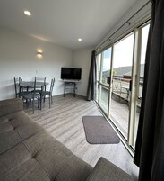 Suite Executiva, várias camas (Spa) | Sala de estar | Smart TV de 46 de polegadas com canais digitais, televisor, Netflix 